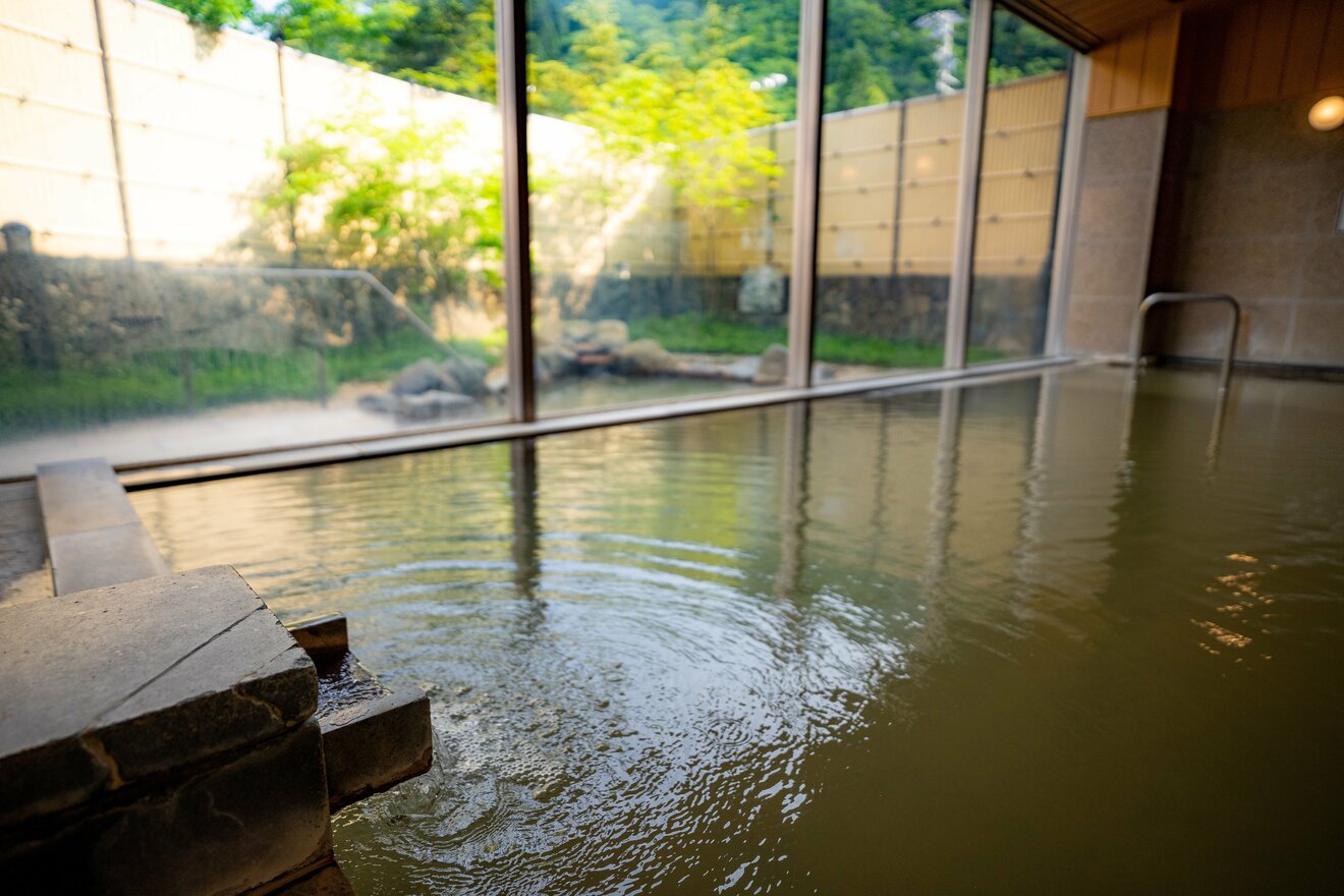 (2ページ目) 「つがいけマウンテンリゾート」で味わうダイナミックなツリーラン「TSUGA POW DBD」 帰りは千国街道の「道の駅 おたり」で食事や温泉、お土産も！｜スキー＆スノーボード ...