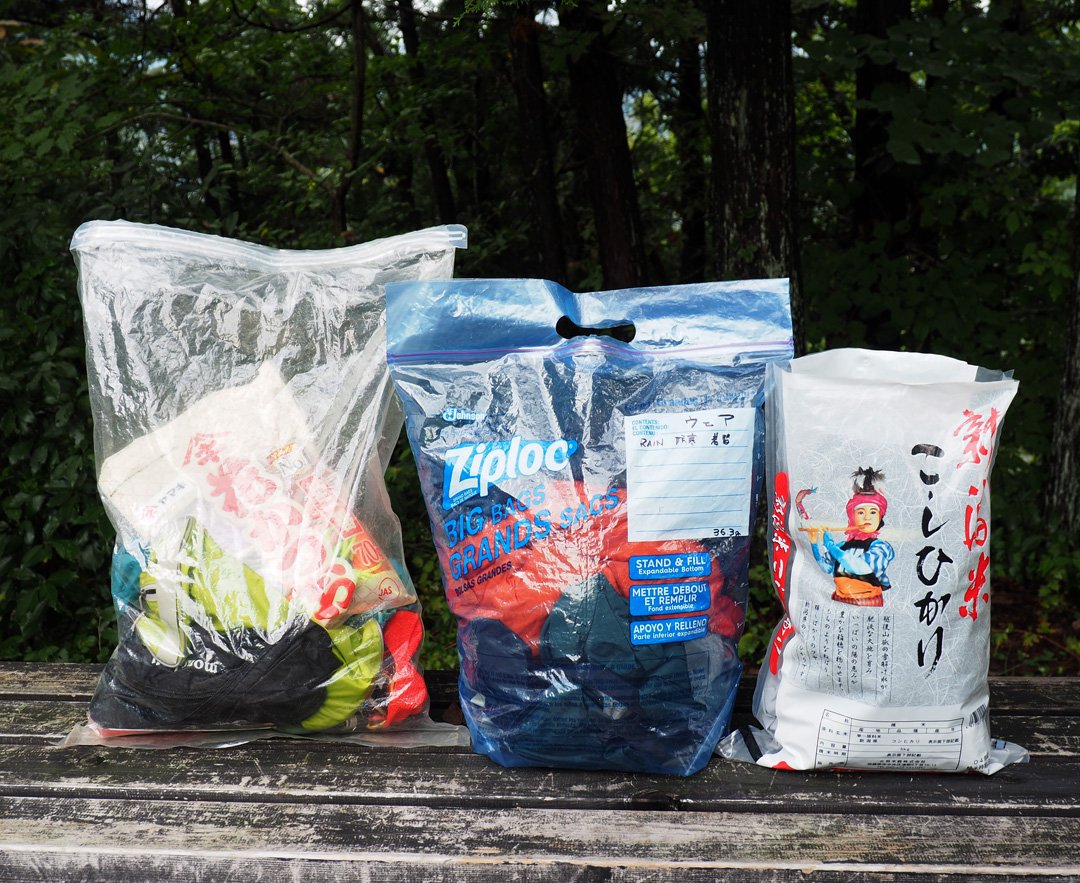 (2ページ目) ゴミ袋や米袋、布団圧縮袋など他の大型ビニール袋と比較検証してみました【低山小道具＆技術研究所 vol.27】｜登山｜低山小道具＆技術研究所｜BRAVO MOUNTAIN