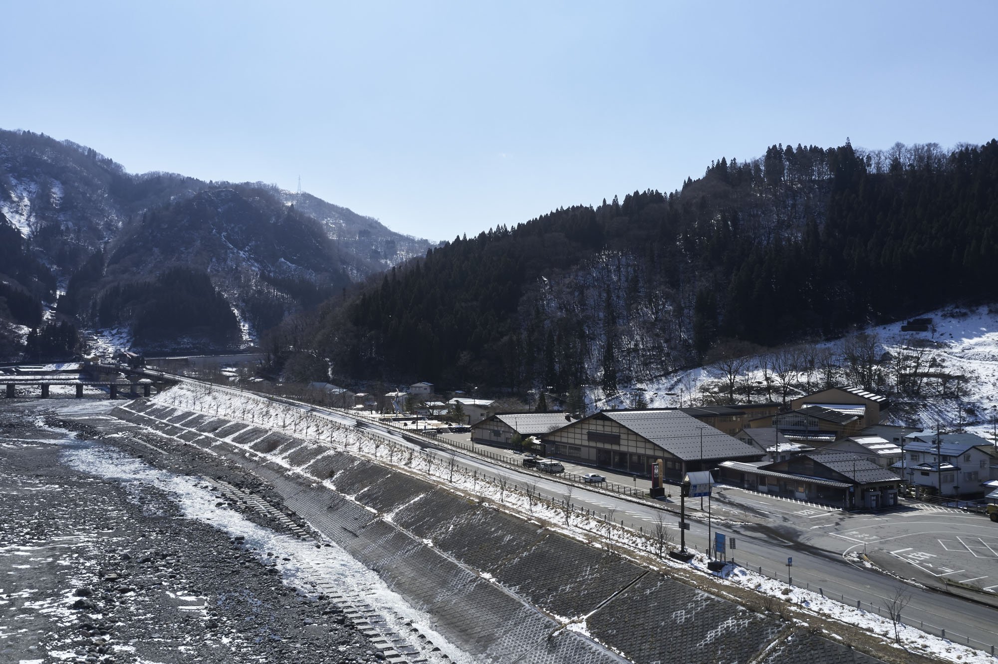 (2ページ目) 「つがいけマウンテンリゾート」で味わうダイナミックなツリーラン「TSUGA POW DBD」 帰りは千国街道の「道の駅 おたり」で食事や温泉、お土産も！｜スキー＆スノーボード ...